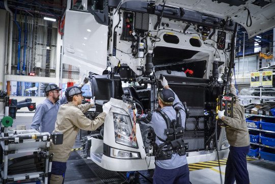 Edig | Exoskeleton testas av Volvo Group Trucks Operations i Curitiba